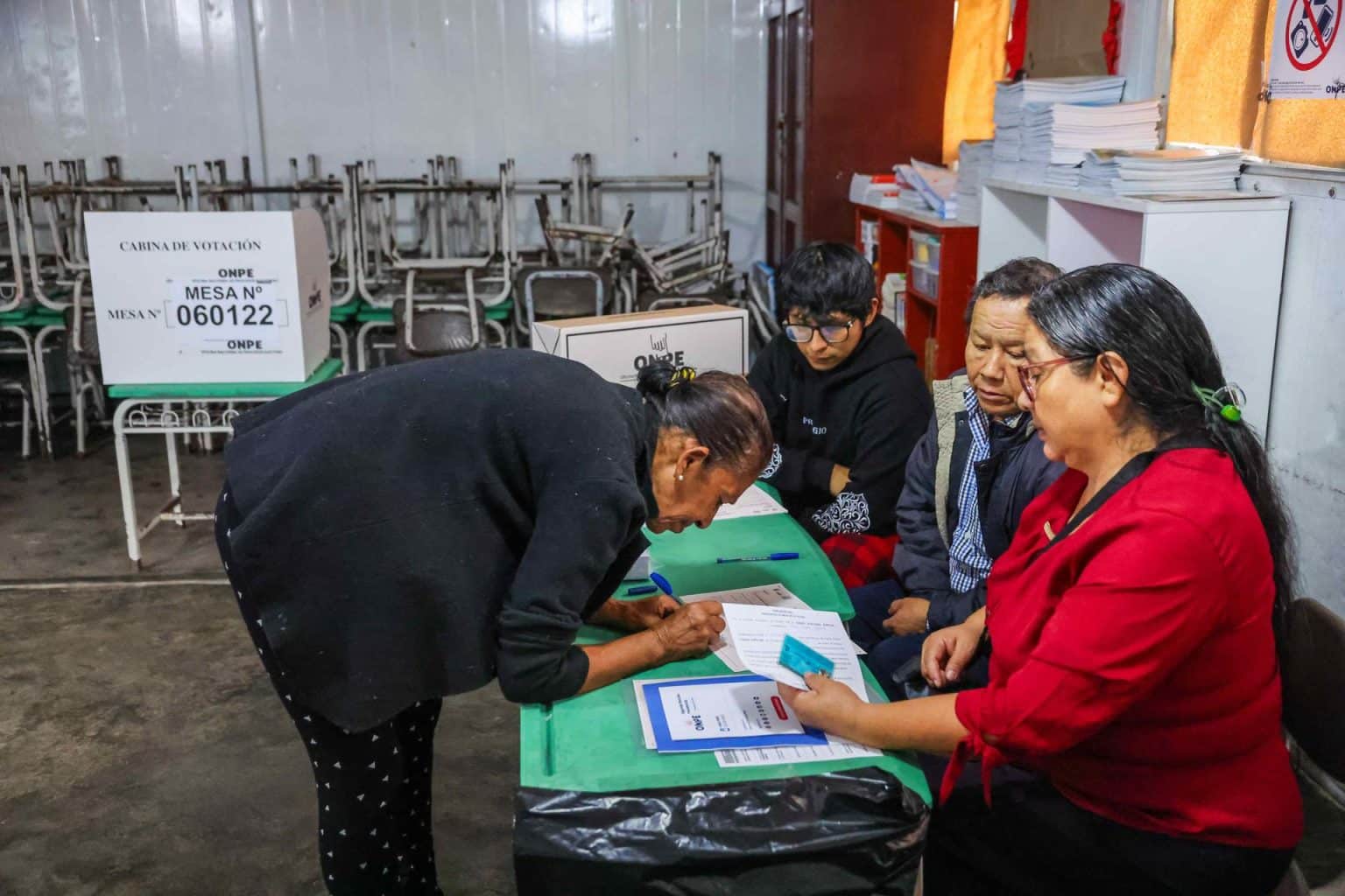 Perú comienza la segunda vuelta con escasez de material electoral ...